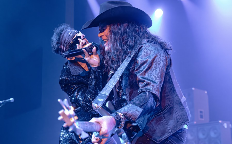 Extreme’s Unmatched Musical Mastery and Electrifying Stage Presence: A ...